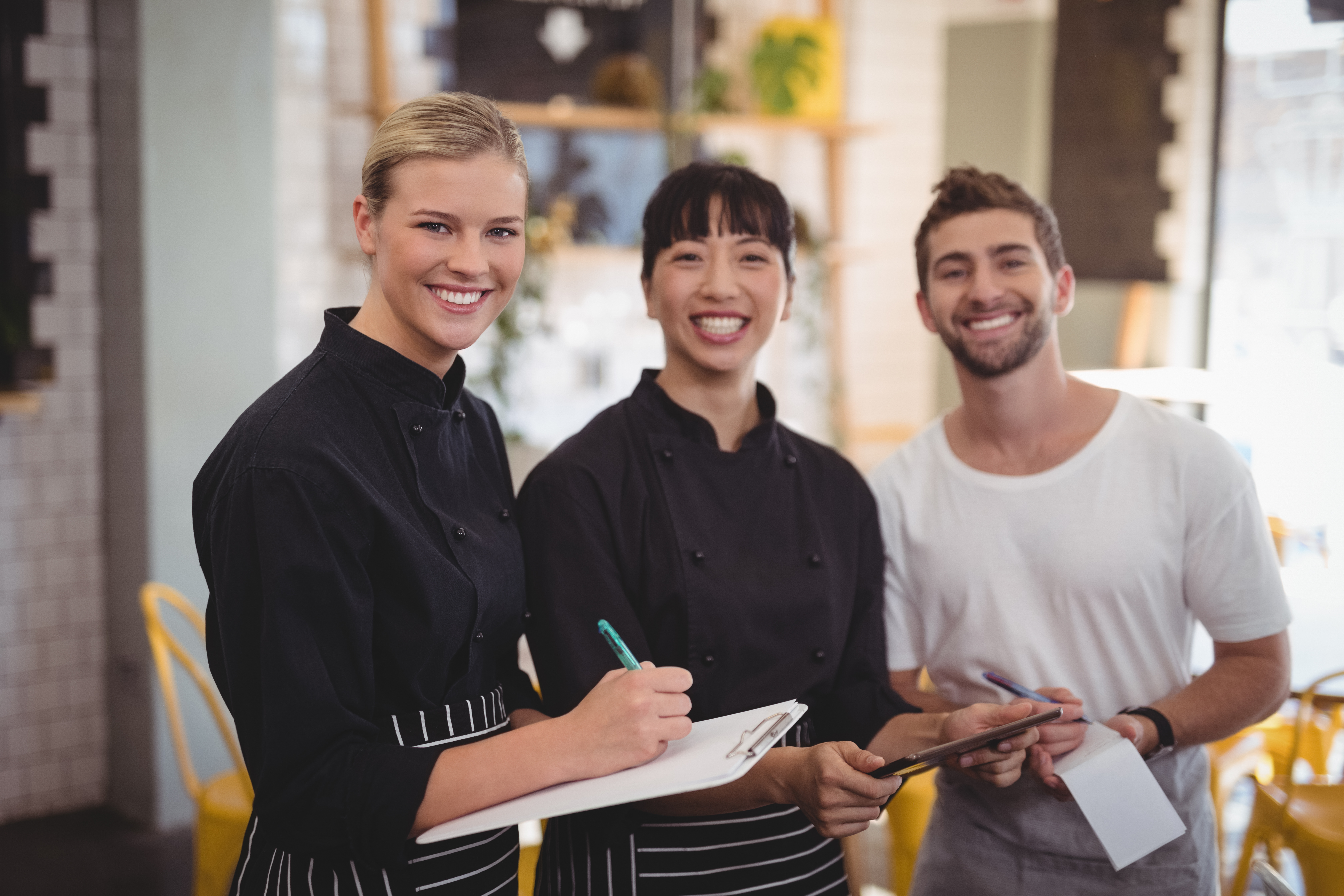 Tipped Worker’s Guide: Paying Taxes on Tips 101 | Intuit TurboTax Blog